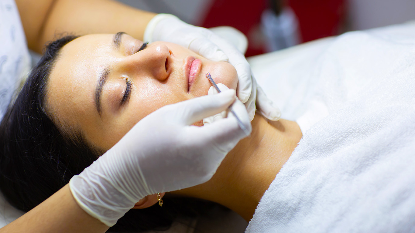 Facial cleansing with extraction - Wellness